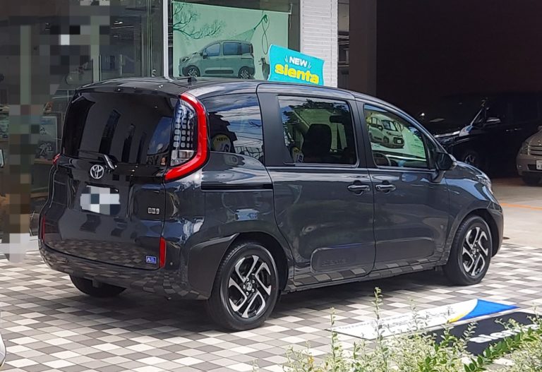 新型シエンタ(2022)外観ダークグレー1L7・ボディカラー濃色の印象・4台3色目の実車チェック | カードラネット